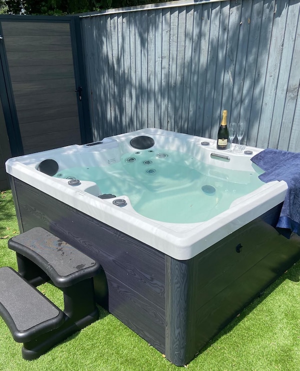 Private Hot Tub & Sauna, 2 Adults Max + 1/2/3 Kids - Bournemouth