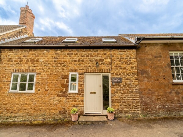 The Old Reading Room | Peaceful Village Retreat | Pass The Keys - Chipping Norton