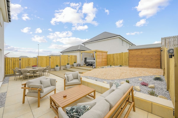 Stylish 3-bed Retreat With Hot Tub & Garden | Near Perth City Centre - Perth