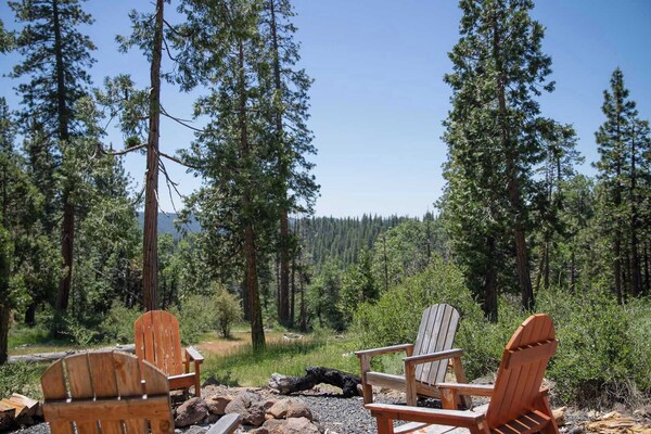 Robinhood Cabin  Forest Views, Fire Pit & Family-friendly Comfort - Strawberry, CA