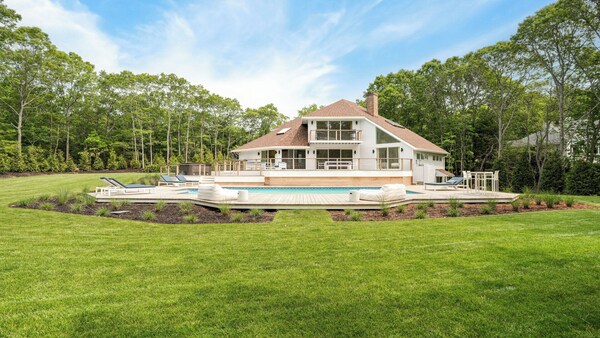 Modern Resort-style Retreat In The Heart Of East Hampton Seamless... - Sag Harbor, NY