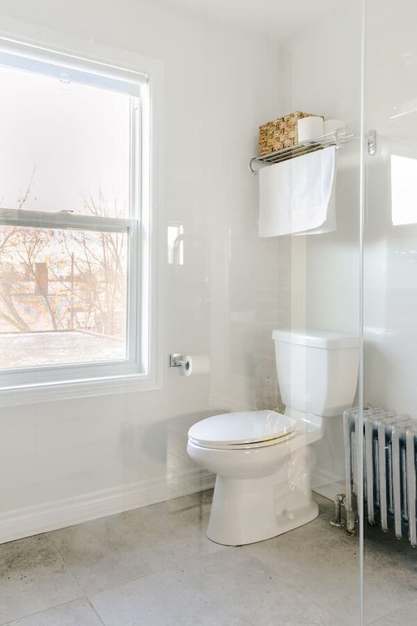 Stylishly Remodeled Queen Victoria Loft - Fallsview Indoor Waterpark