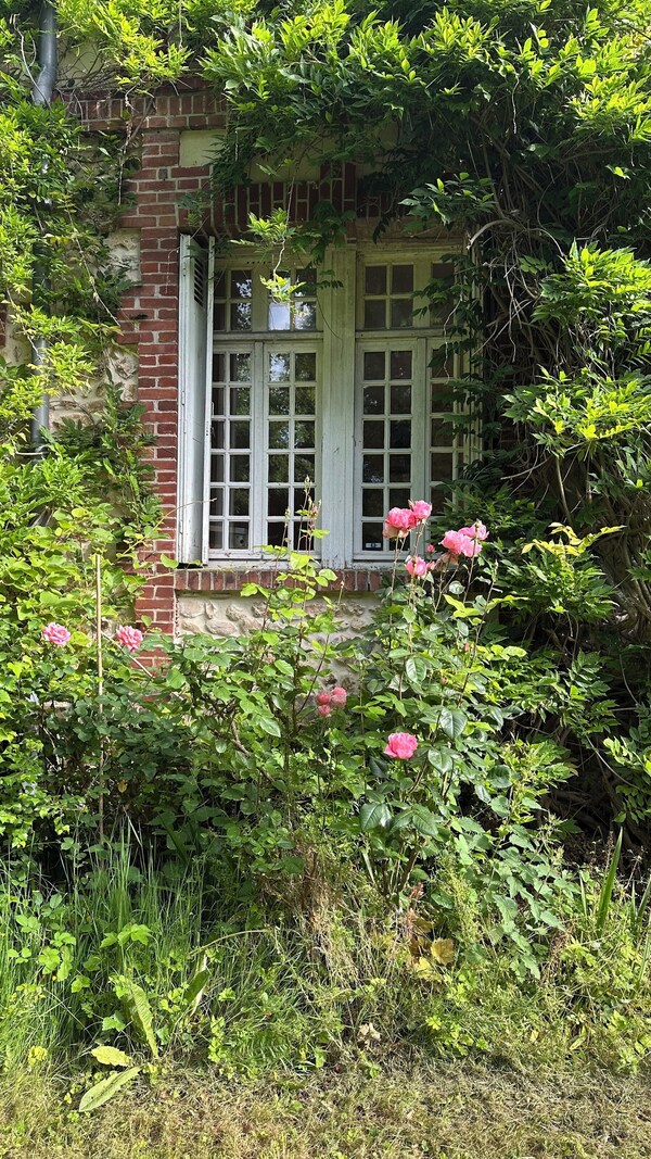 Unique. "Villa Fleurie" On The Fontainecourt Estate With Artists' Studios. - Brionne