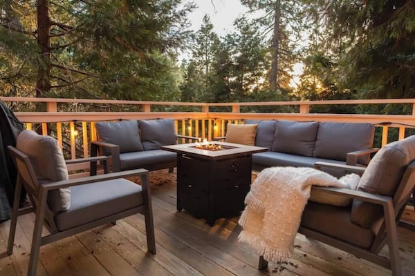 Cozy Storybook Cabin W/ Hidden Rooms & Knotty Pine! - Lake Arrowhead, CA