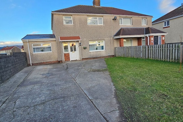 4 Bedrooms/2 Baths, 8 Minutes Walk To The Beach - Port Talbot