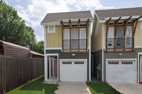 Summer Stay In Design District Townhome - Lewisville