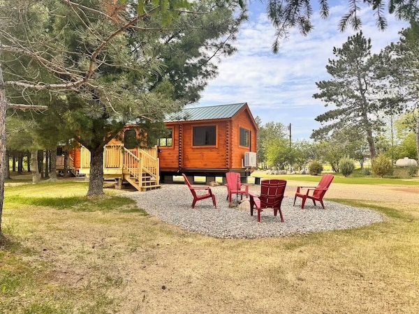 Fishdance Cabin, A Charming 2-bedroom Cabin With Ac, Wifi In Brilliant Ely - Ely, MN