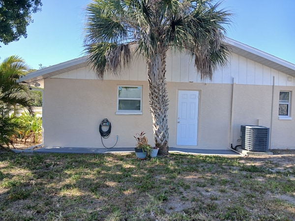 Welcome To The Beachcomber, Charming Master Bedroom In Pleasant Englewood, Fl - Englewood