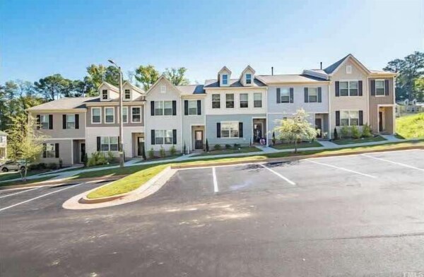 Upscale King 3br Townhouse Mins To Cary & Nc State - Cary, NC