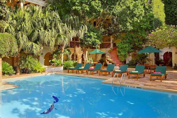 Your Gateway To Stone Bridge With Relaxing Room And Free Breakfast - Laredo