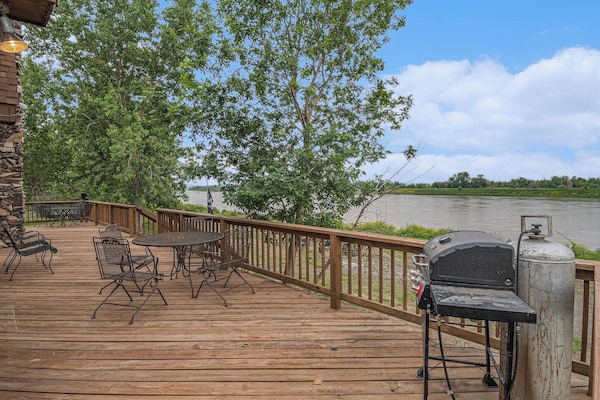 Relaxing River Cabin Just Across From Downtown Omaha! - Omaha, NE