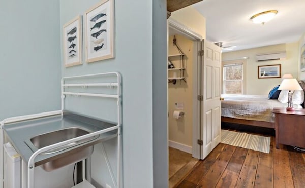 Eastham Carriage House Retreat - The Lighthouse Suite - Wellfleet, MA