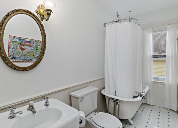 Eastham Carriage House Retreat - The Henry Beston Suite - Orleans, MA