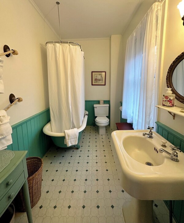 Eastham Carriage House Retreat - The Captain's Room - Eastham, MA