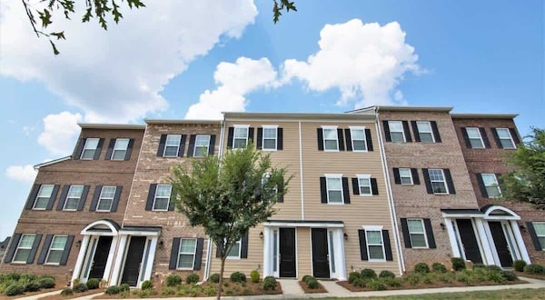 Upscale King 3br Townhouse In Pineville! - Fort Mill, SC