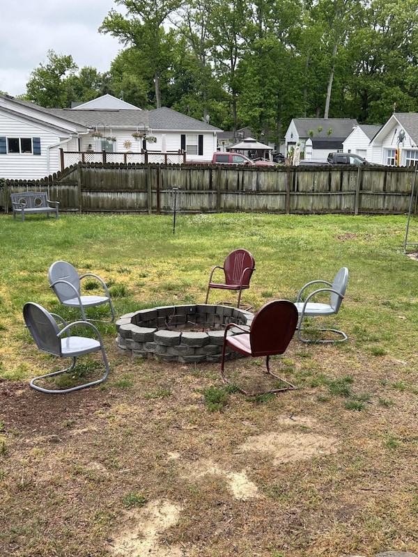 A 3-bedroom Cozy Cottage - 2 Blocks From The River - Colonial Beach, VA