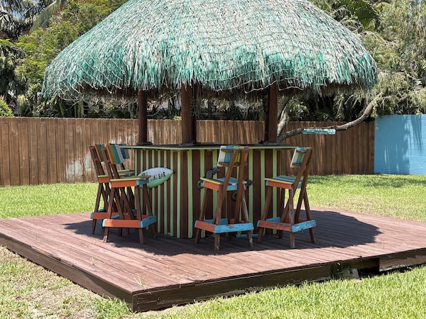 Tropical Paradise Beachside 3 Bedroom 2.5 Bath Pool Home With Large Backyard - Palm Bay, FL