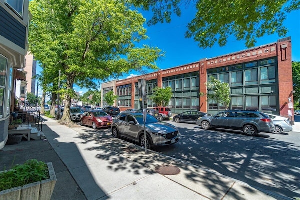 Spacious 1 Br Apt In Converted Industrial Building. 1 Block From Washington Park - Troy, NY
