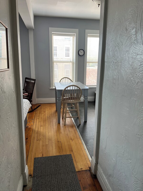 Charming 1-bedroom Apartment In The Historic Hotel Royal. - Iowa County