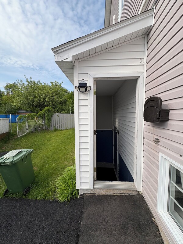 Private Walkout Basement Apt With Free Parking Spot. - 핼리팩스 카운티