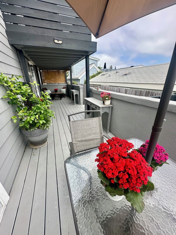 Charming 2-story Cottage With 2 Private Upstairs And Downstairs Decks With View - Encinitas, CA