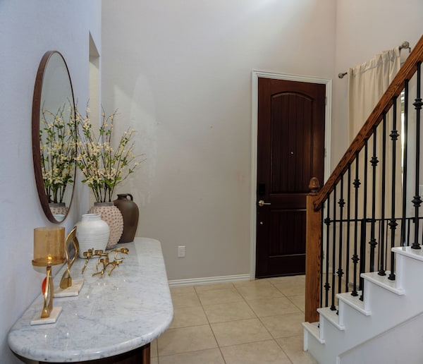 Spacious 4br Atx Retreat-family Friendly With 3 King Beds - Buda, TX