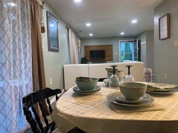 The Big Beautiful Townhouse  With Ac, Wifi In Frederick - Frederick, MD