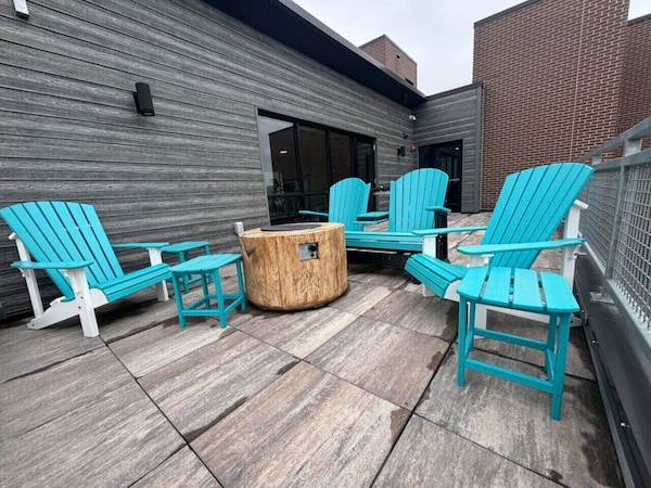 Welcome To Scarlet Nook, A Beautifully Appointed One-bedroom Apartment In Downtown Des Moines. - Altoona, IA