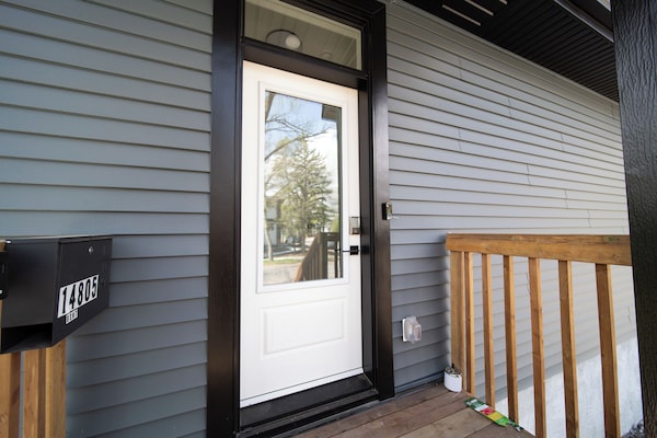Royalbluebsmtsuite/kingbed/freeparking/netflix - Edmonton