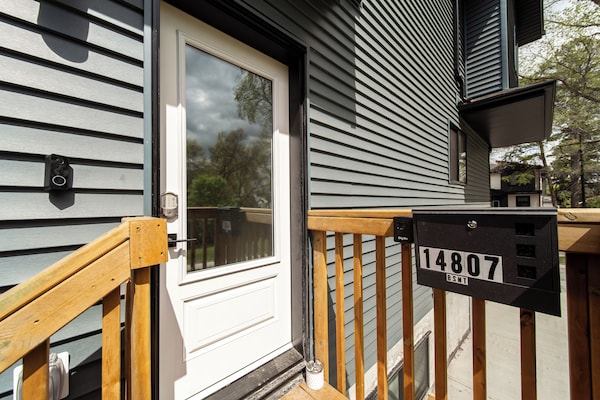 Sweet Tropical Bsmt Suite ~ King Bed | Wifi Parking - Edmonton