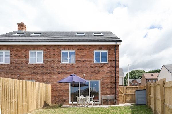 Modern Family Home With Private Garden & Parking - Exmouth