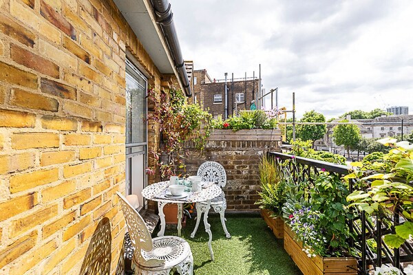 Modern Borough Retreat With Private Terrace - London