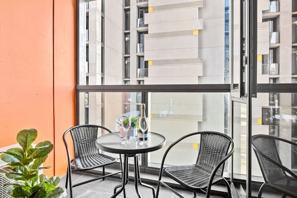 High Rise Cbd Retreat | Cozy 1br W/pool,gym &Sauna - Kensington