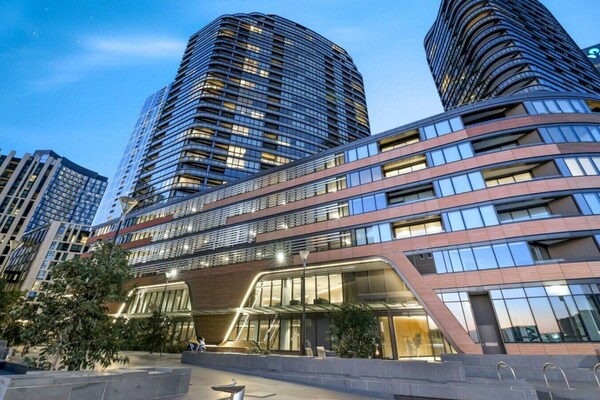 Sky-high Docklands | Waterfront 2br W/gym & Pool - Kensington