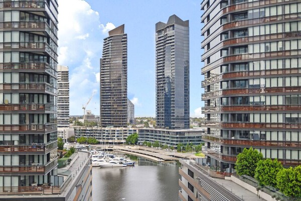 Nyc-style Docklands | Luxe 2br W/pool, Gym & Views - シティ・オブ・ベイサイド