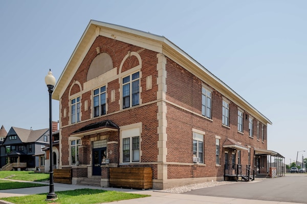 The Dancing Moon Loft And Event Space - Sleeps 12 - Oshkosh, WI