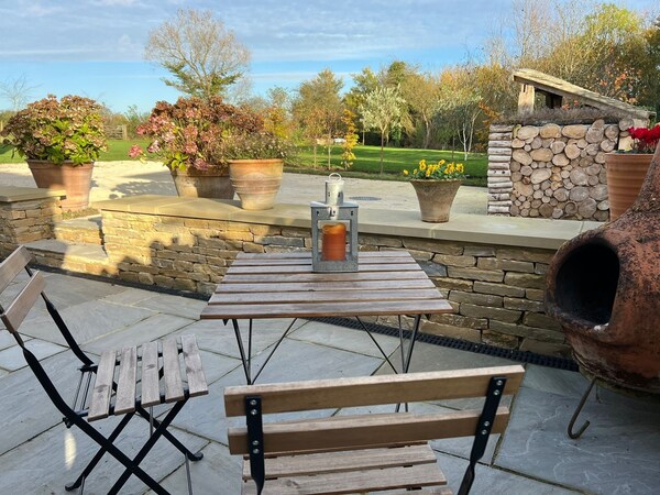 Idyllic Secluded Hideaway With Countryside Views - Witney