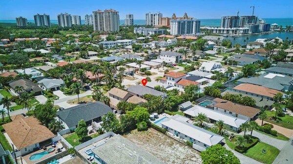 Walk To Vanderbilt Beach & Relax In The Pool - Naples, FL