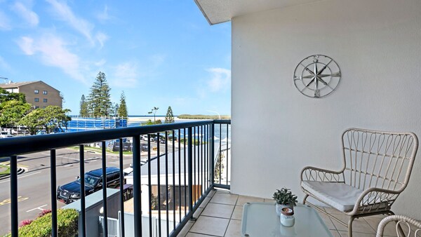 Ocean Breeze & Balcony Bliss - 1br With Spa Near Beach - Golden Beach