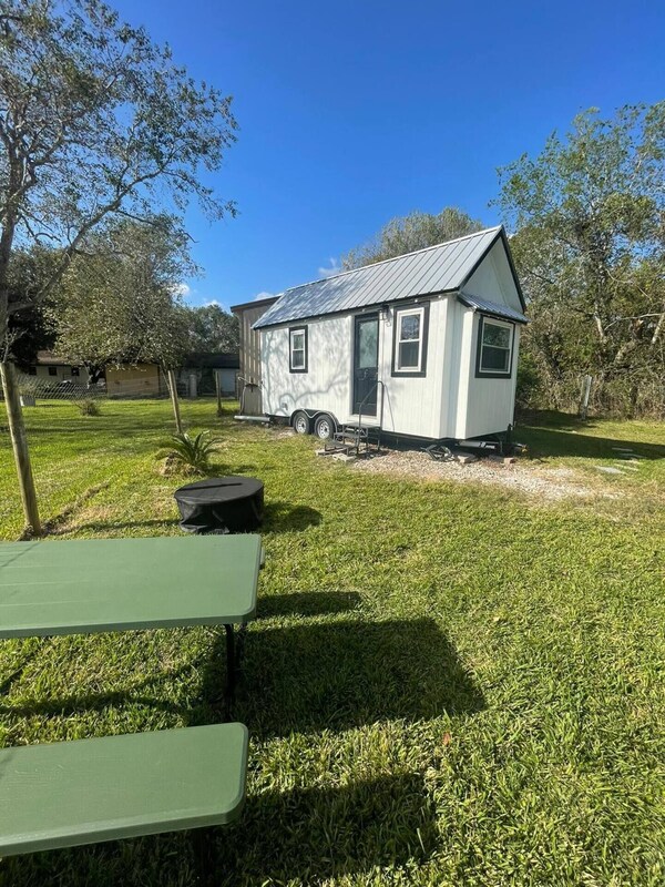 ~ Frog & Toads Cozy Cove ~ A Tiny Home With A Big Personality! - Lake Eden, Pearland