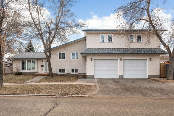 New Renovated Home With Jacuzzi - Winnipeg