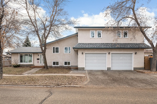 New Renovated Home With Jacuzzi - Winnipeg