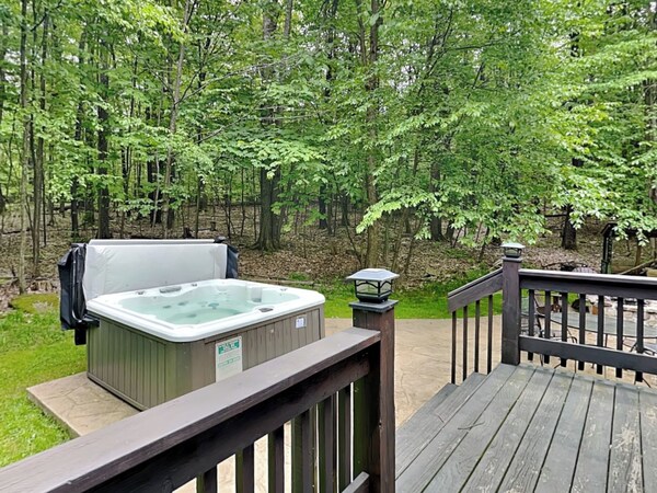 Keep Dreaming | Hot Tub, Fire Pit, Great Location - Oakland, MD