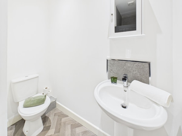 Five Bedroom Home With En Suites - Darlington