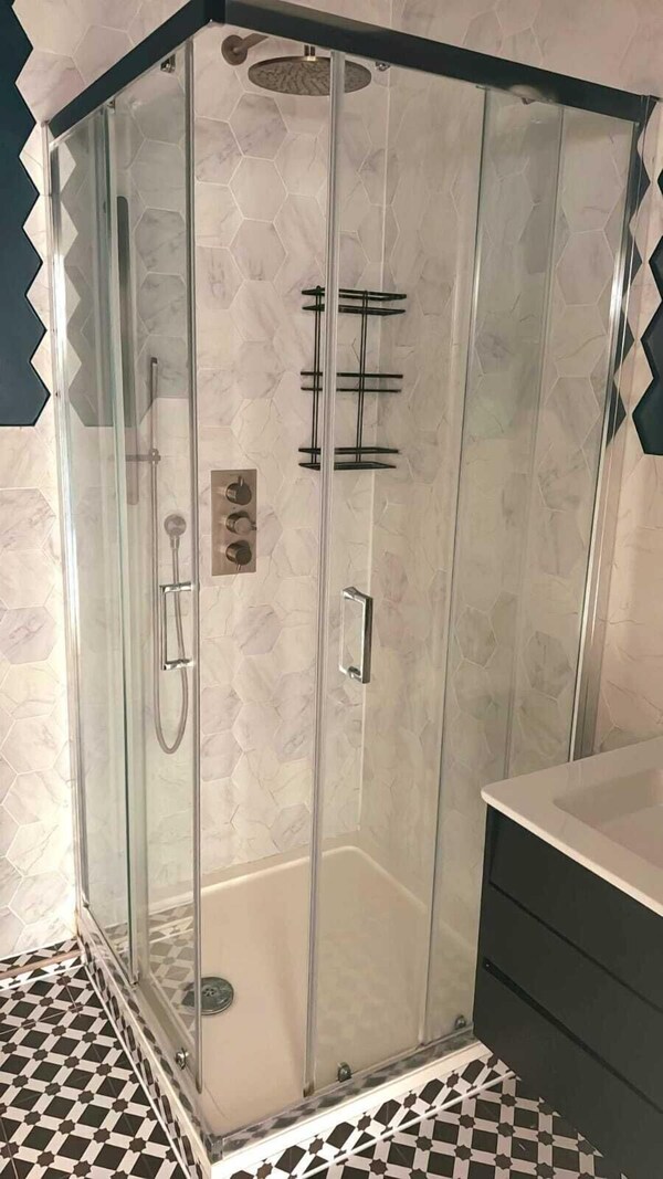 Modern 2b Flat Near Victoria St - London