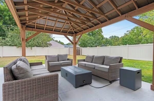 Great Location Close To Resch/lambeau, Sleeps 14, Huge Game Room, Private Yard - Green Bay, WI