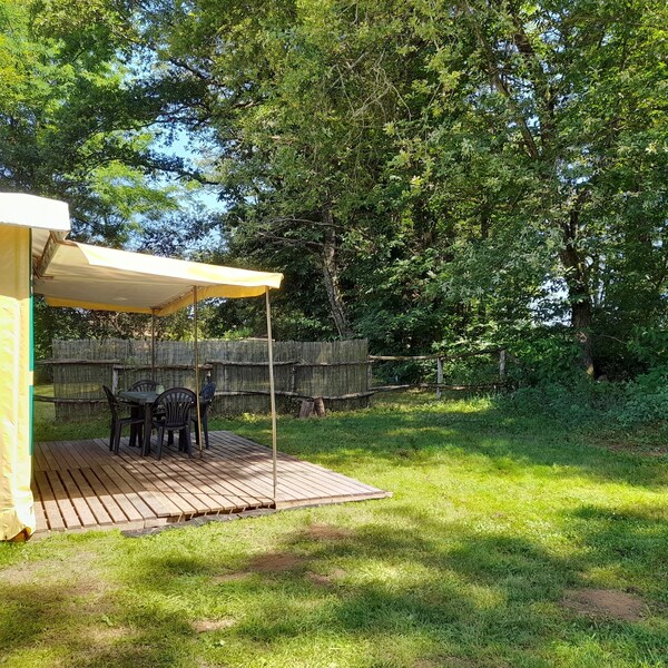Tente Pagan.\nsur Terrain Plat Et Ombragé, Avec Piscine. Au Calme. - Payrac