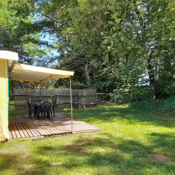 Tente Pagan.\nsur Terrain Plat Et Ombragé, Avec Piscine. Au Calme. - Le Roc