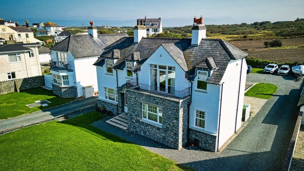 Anchorage House - Sleeps 9 Guests  In 4 Bedrooms - Holyhead