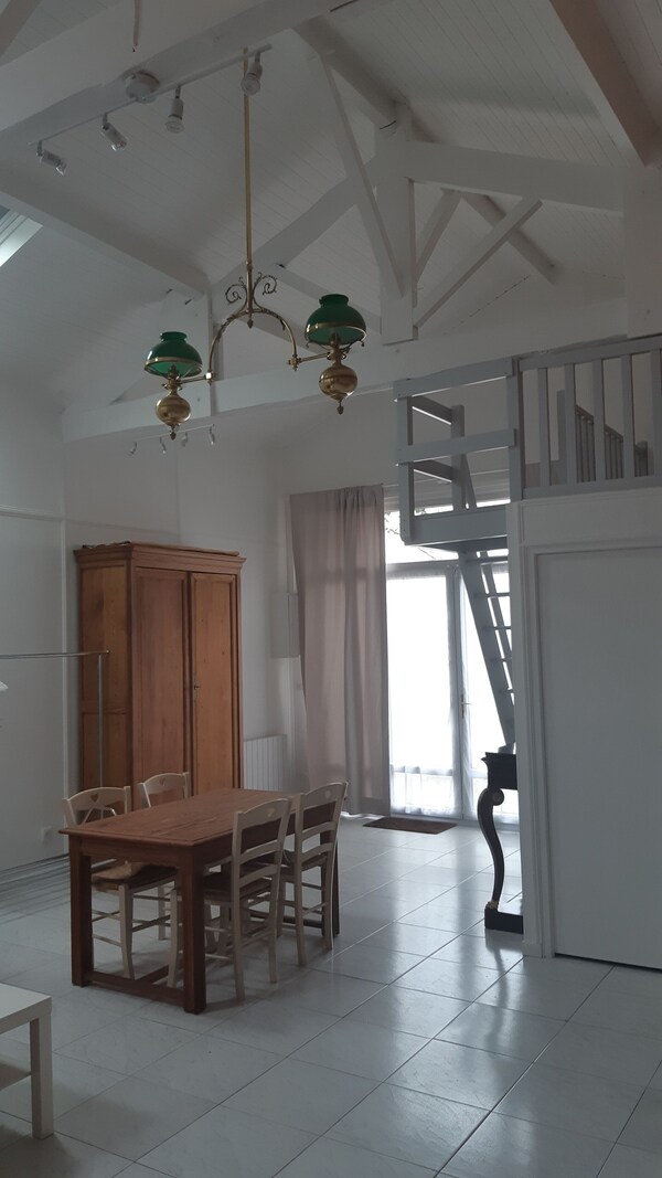 Quiet Outbuilding With Character, Direct To Bordeaux Tramway In 20 Minutes - Eysines